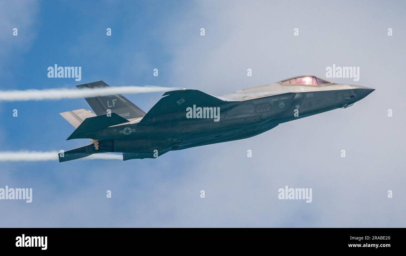 The amazing jet flying overhead Stock Photo - Alamy