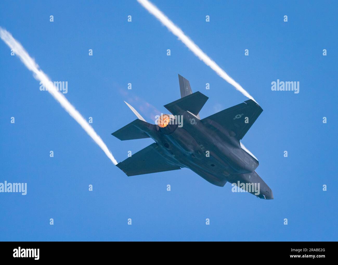 The amazing jet flying overhead Stock Photo - Alamy