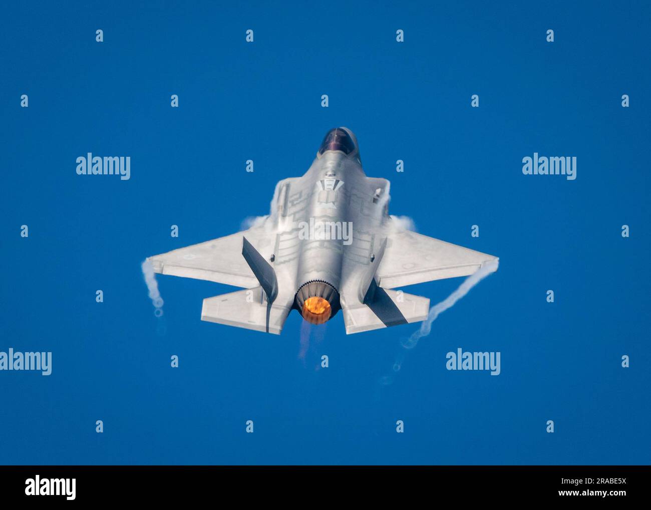 The amazing jet flying overhead Stock Photo - Alamy