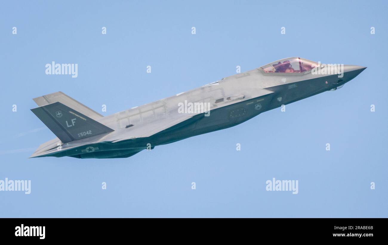 The amazing jet flying overhead Stock Photo - Alamy