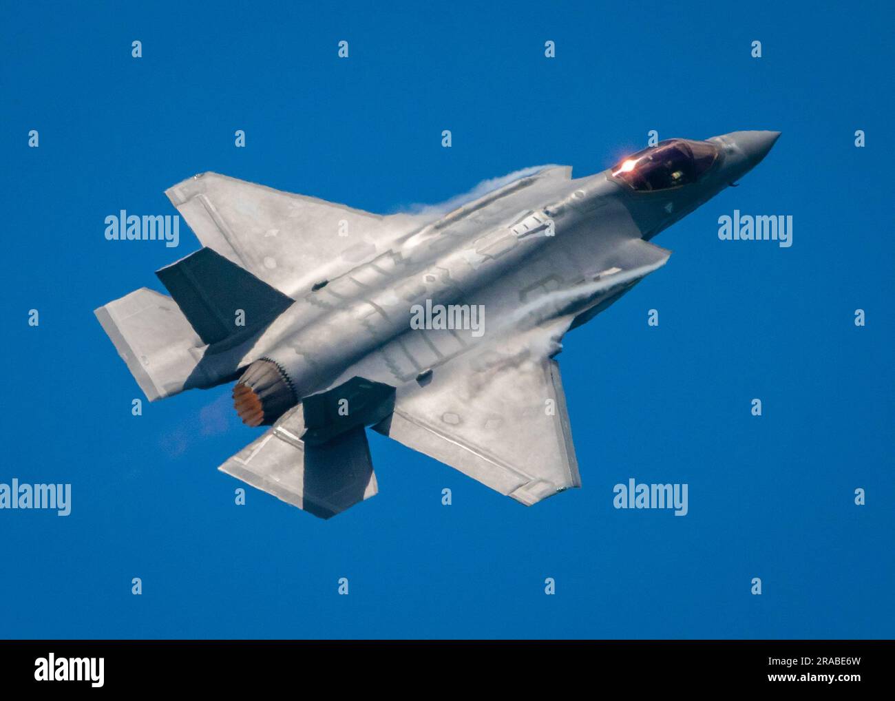The amazing jet flying overhead Stock Photo - Alamy