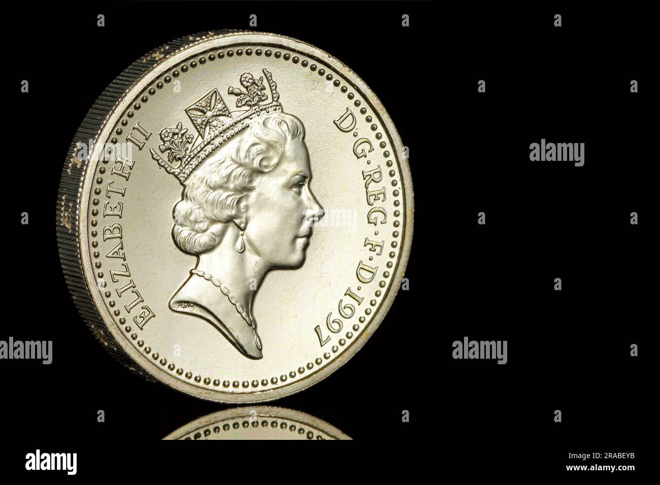 Raphael maklouf queen elizabeth ii 3rd coin portrait hi-res stock ...
