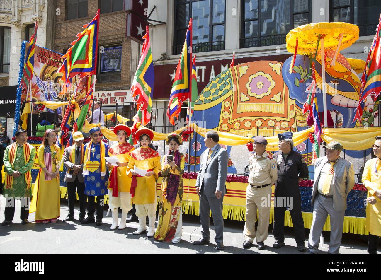 Members of the Vietnamese American Community participate in the ...