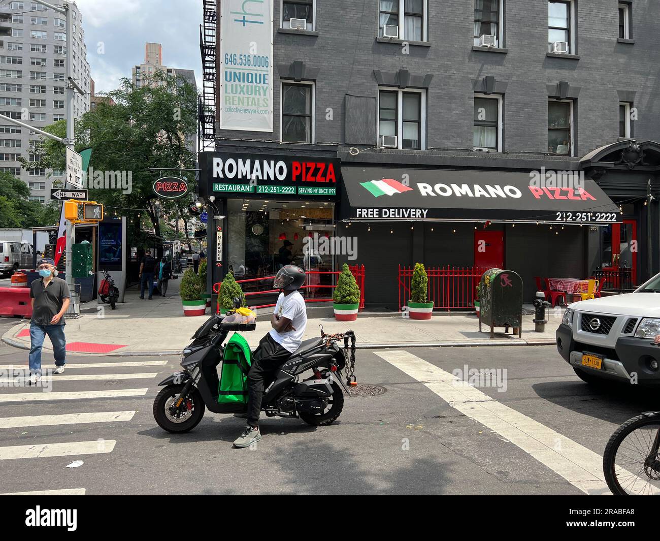 Street corner 1st avenue hi-res stock photography and images - Alamy