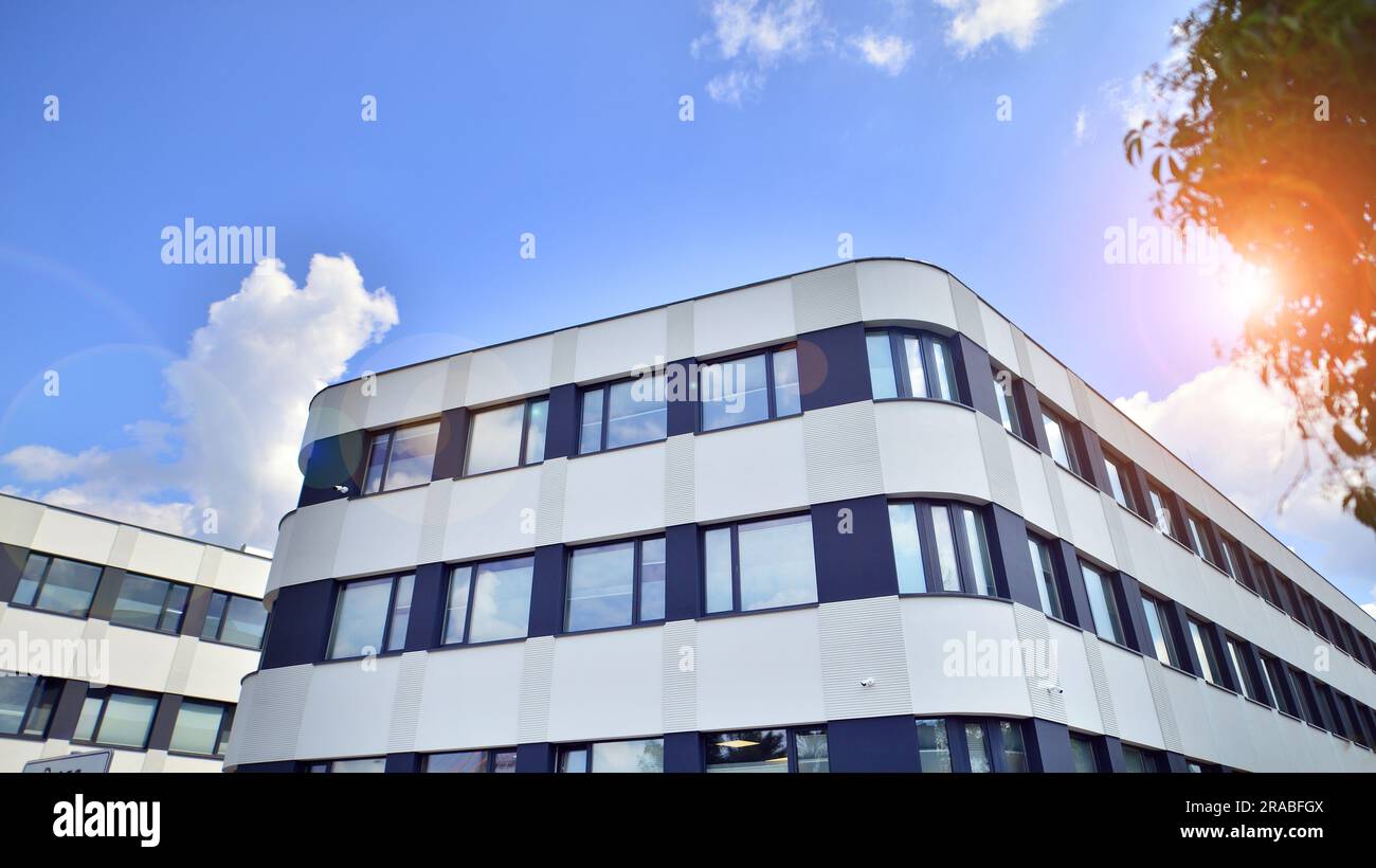 Modern suburban low rise office building Stock Photo - Alamy