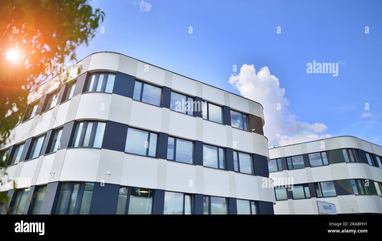 Modern suburban low rise office building Stock Photo - Alamy