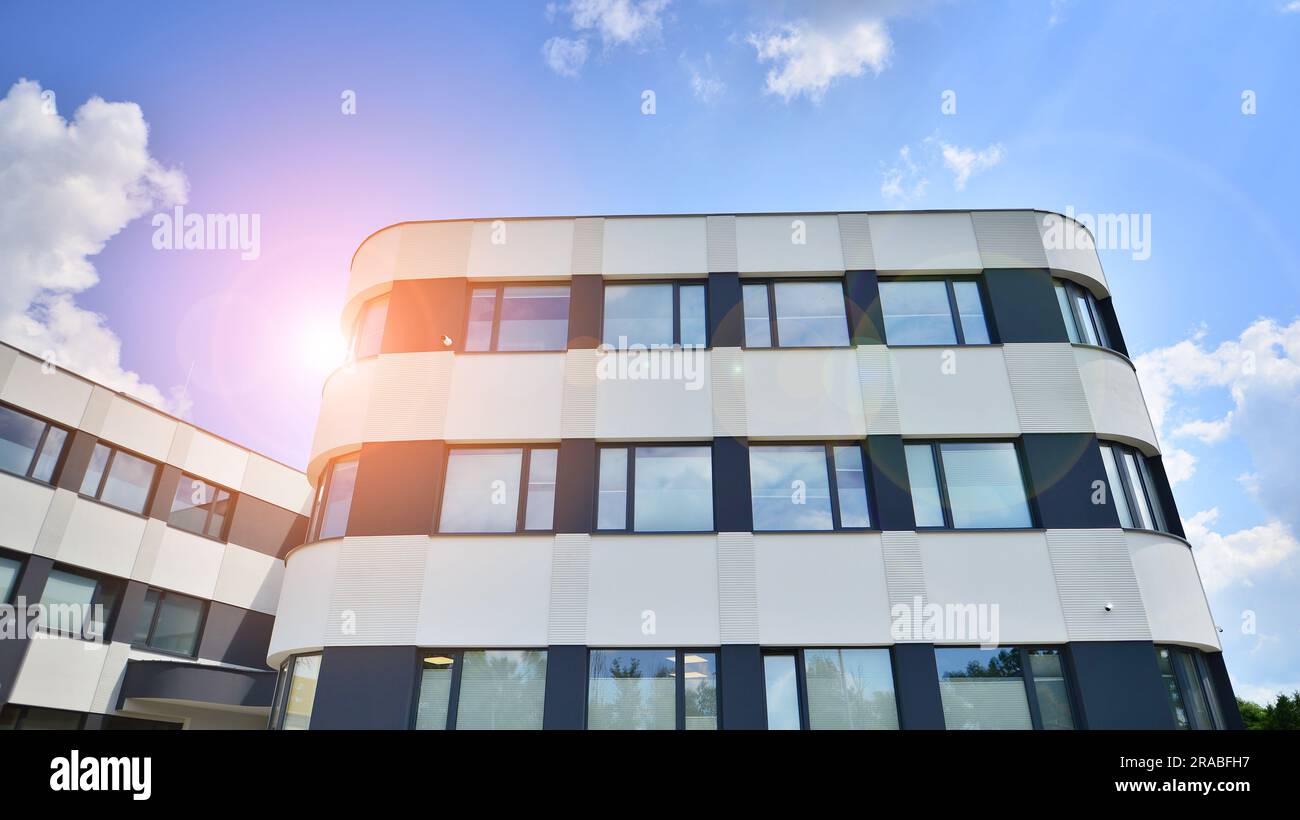 Modern suburban low rise office building Stock Photo - Alamy