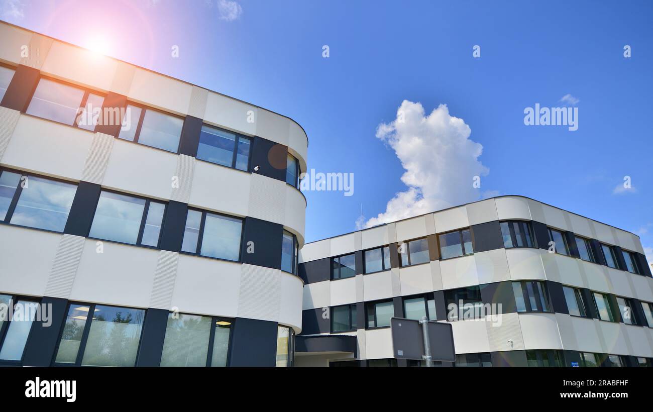 Modern suburban low rise office building Stock Photo - Alamy