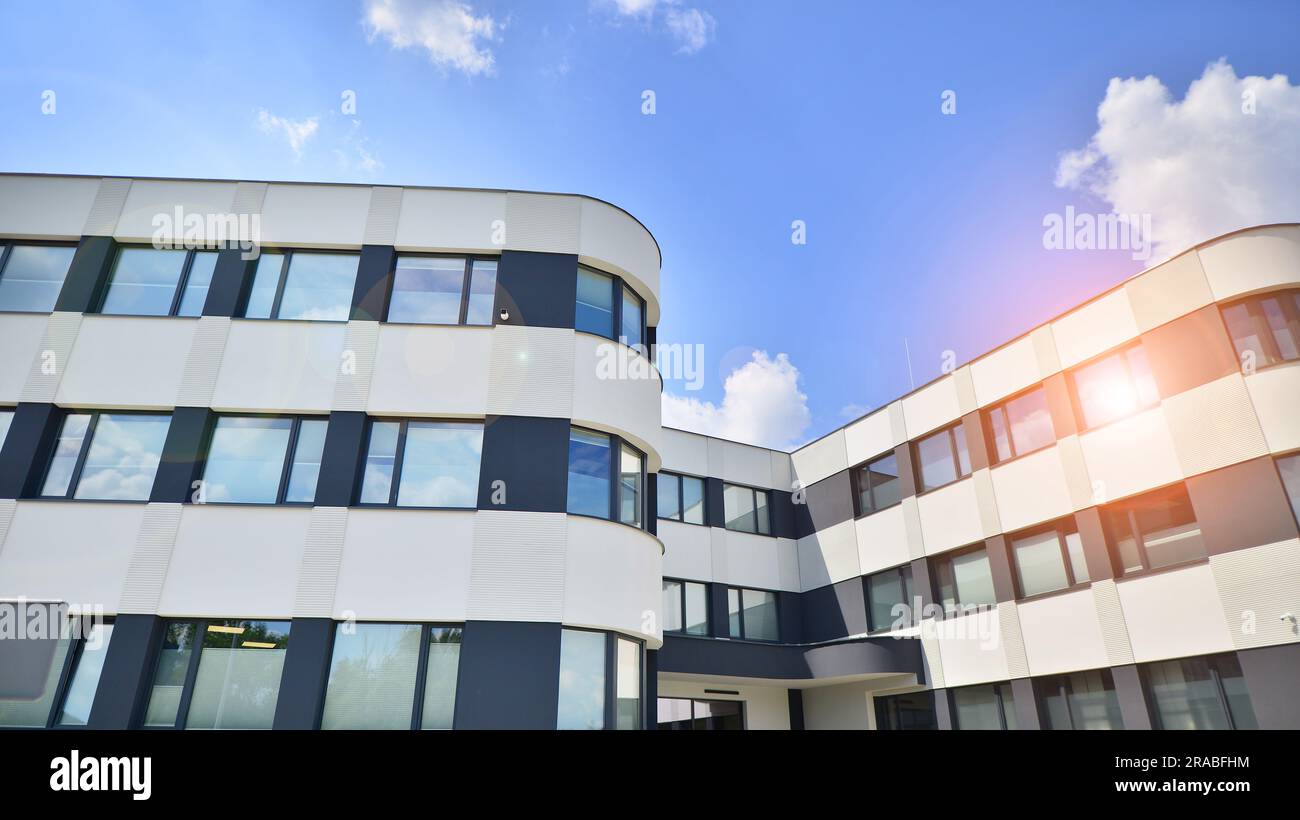 Modern suburban low rise office building Stock Photo - Alamy