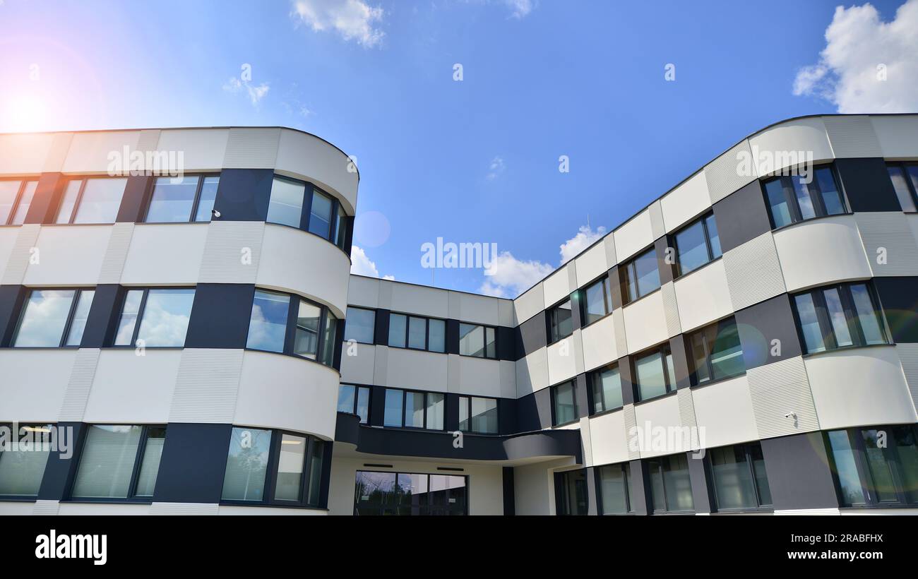 Modern suburban low rise office building Stock Photo - Alamy