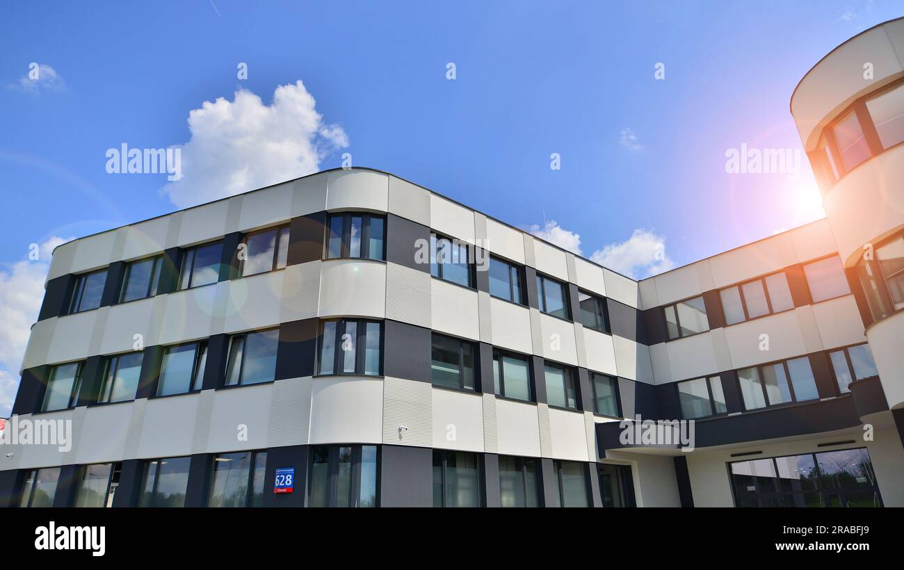 Modern suburban low rise office building Stock Photo - Alamy