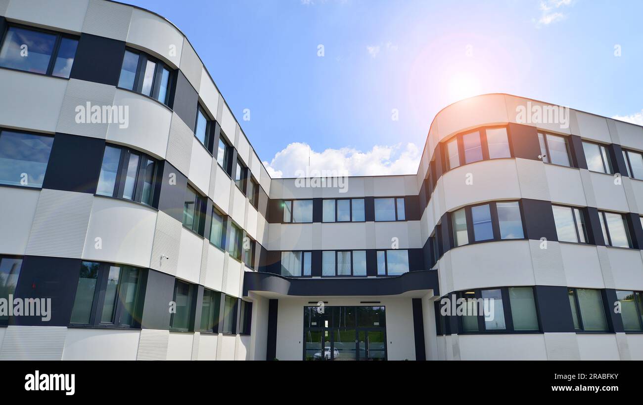 Modern suburban low rise office building Stock Photo - Alamy