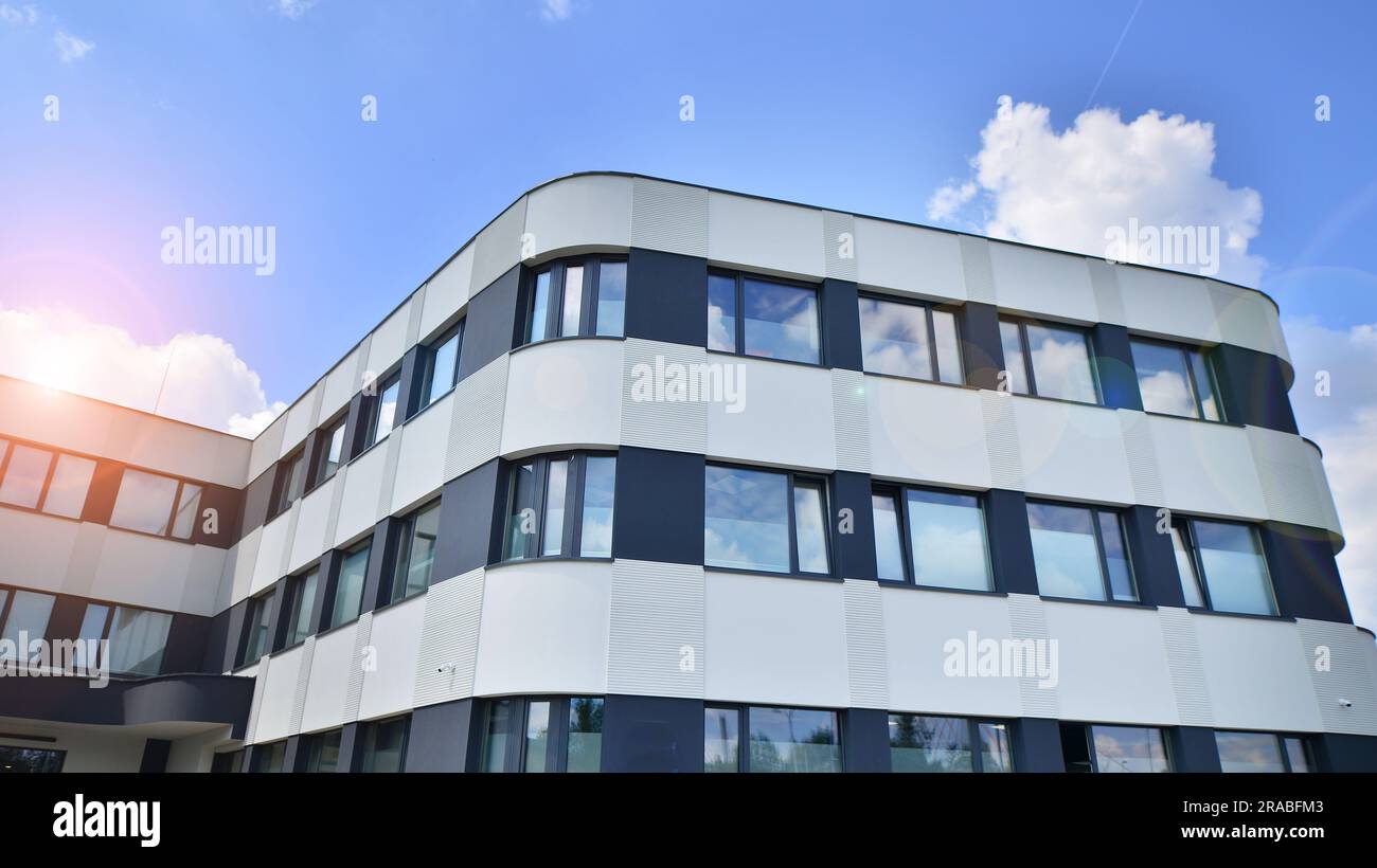 Modern suburban low rise office building Stock Photo - Alamy