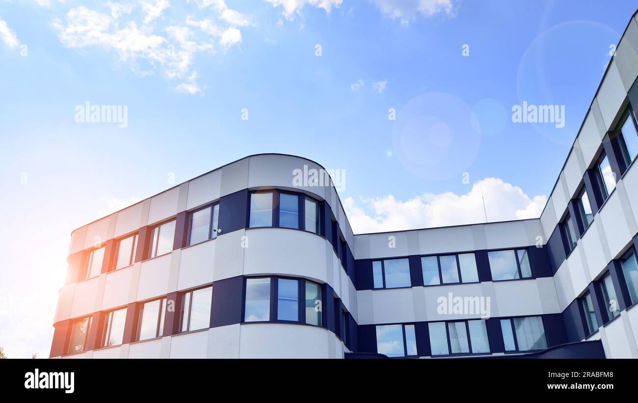 Modern suburban low rise office building Stock Photo - Alamy