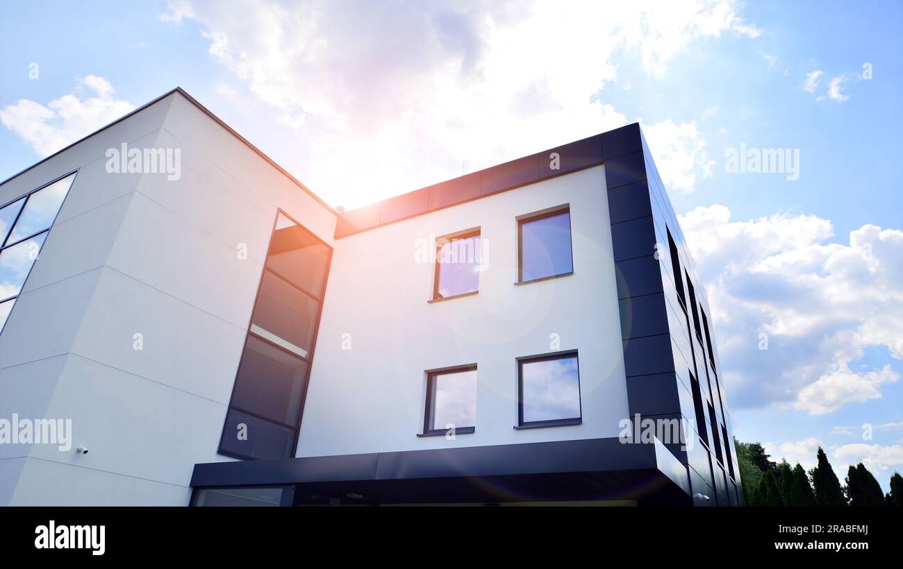 Modern suburban low rise office building Stock Photo - Alamy