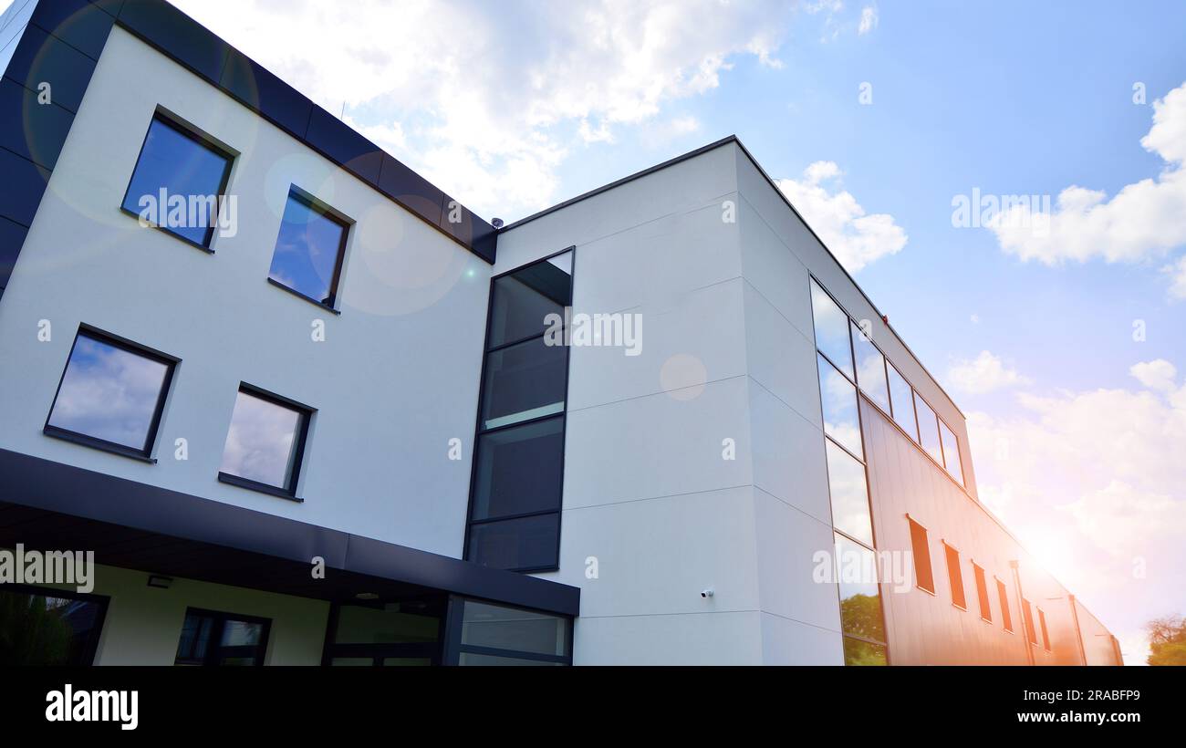 Modern suburban low rise office building Stock Photo - Alamy