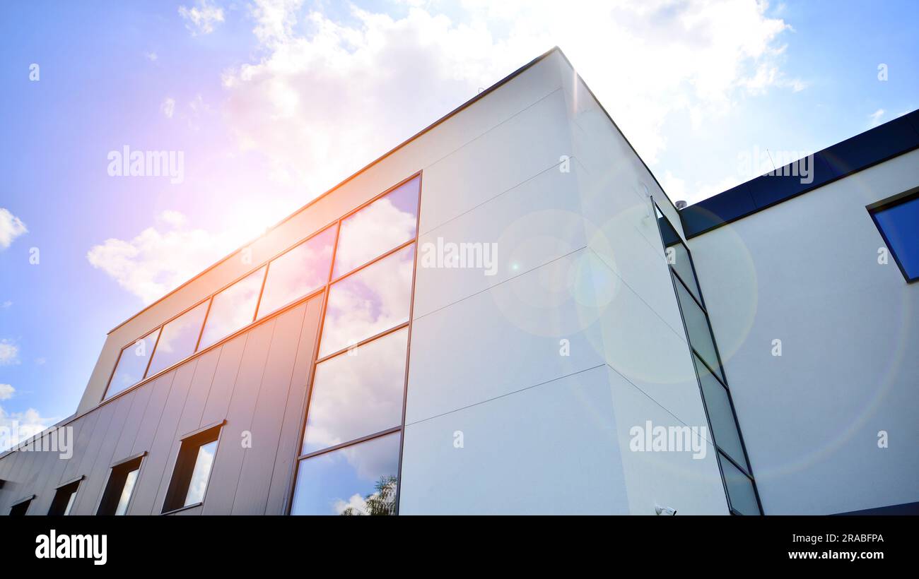 Modern suburban low rise office building Stock Photo - Alamy