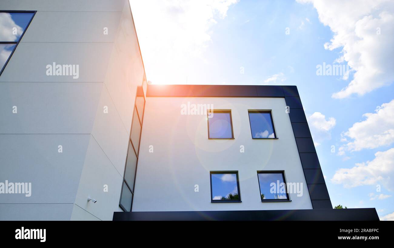 Modern suburban low rise office building Stock Photo - Alamy