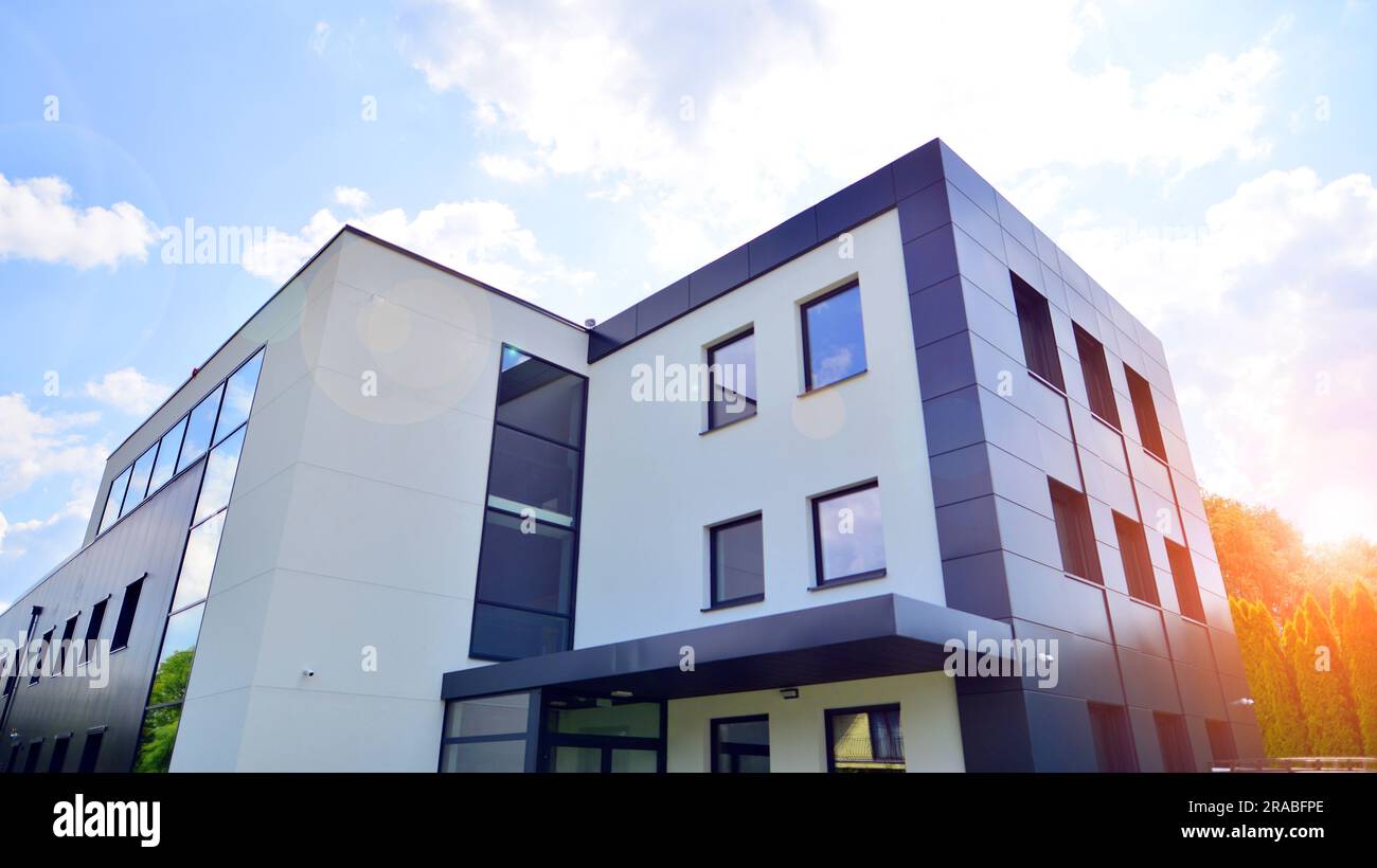 Modern suburban low rise office building Stock Photo - Alamy