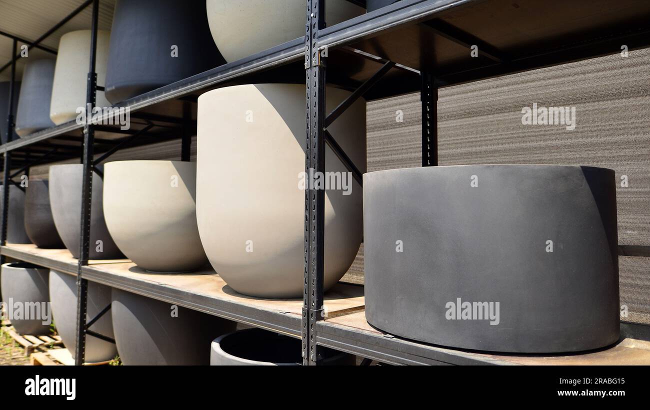 Modern garden large pots hi-res stock photography and images - Alamy