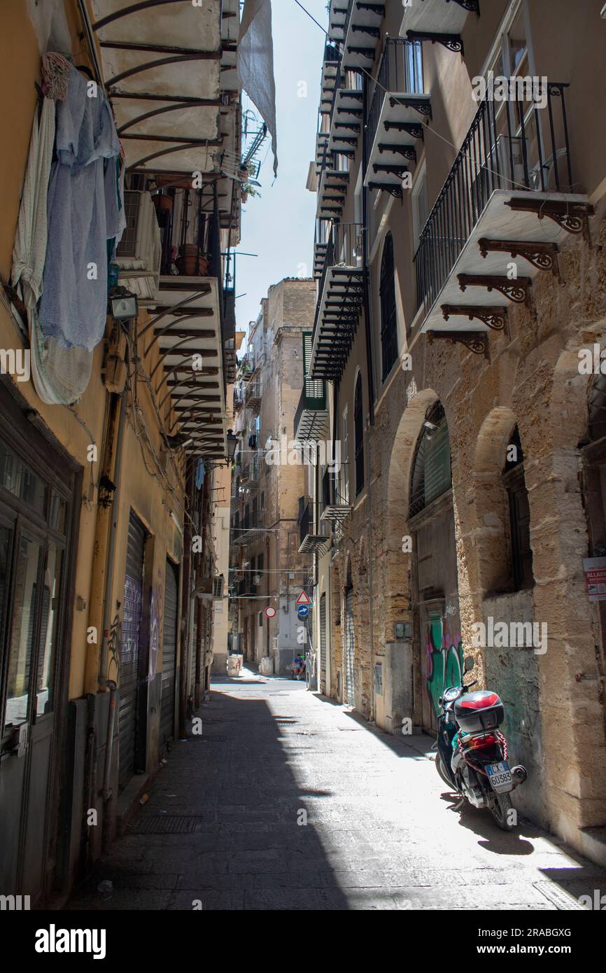 Narrow street in the historic centre of Palermo, Sicily, Italy Stock ...