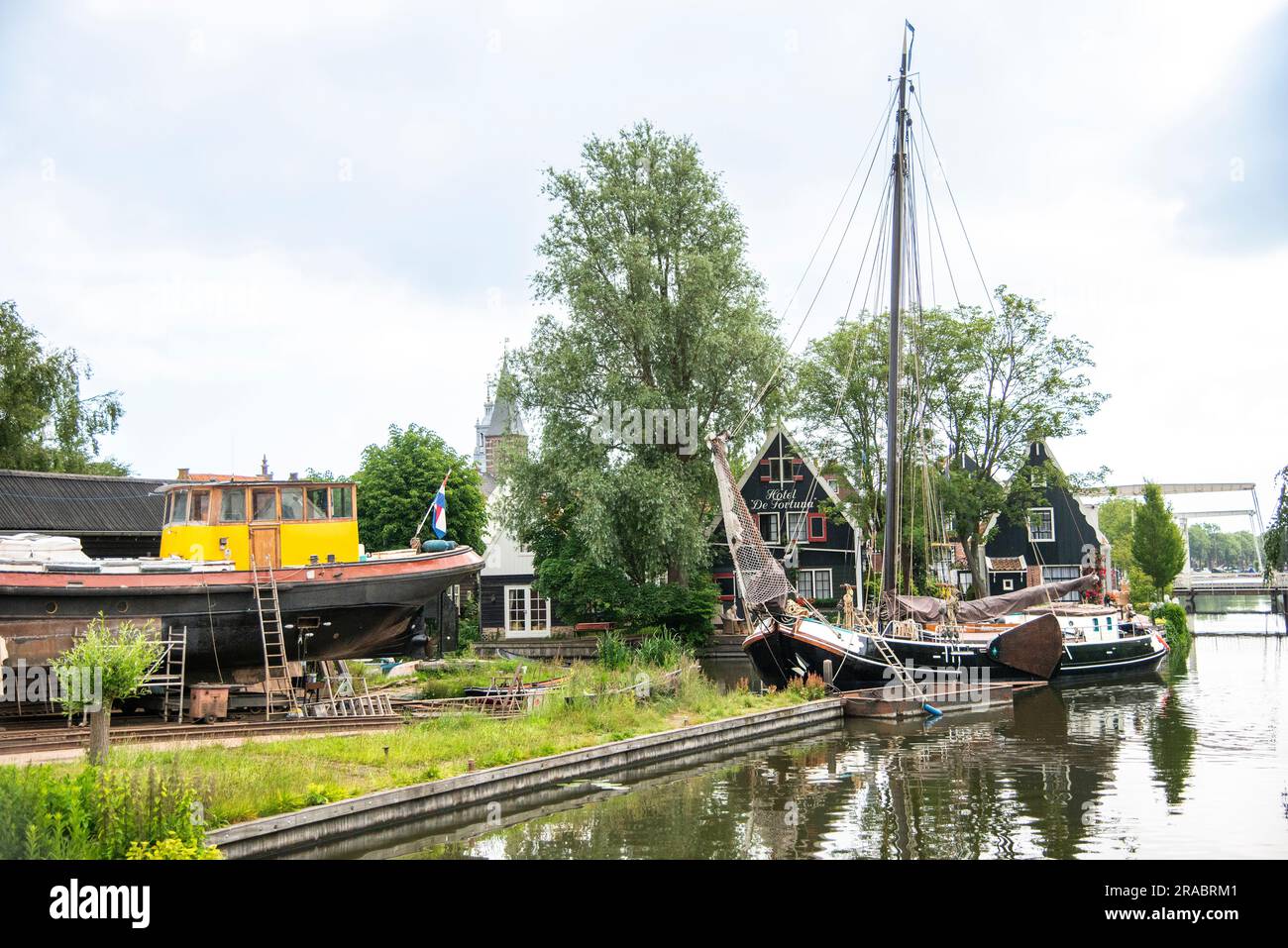 Edam Holland on the Nieuwe Haven canal Stock Photo - Alamy