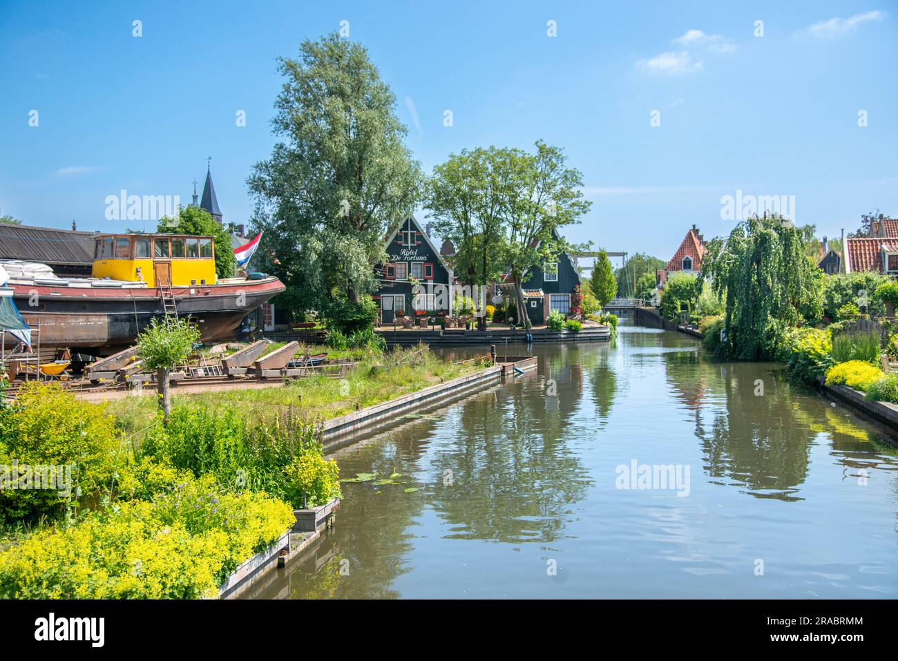 Edam Holland on the Nieuwe Haven canal Stock Photo - Alamy