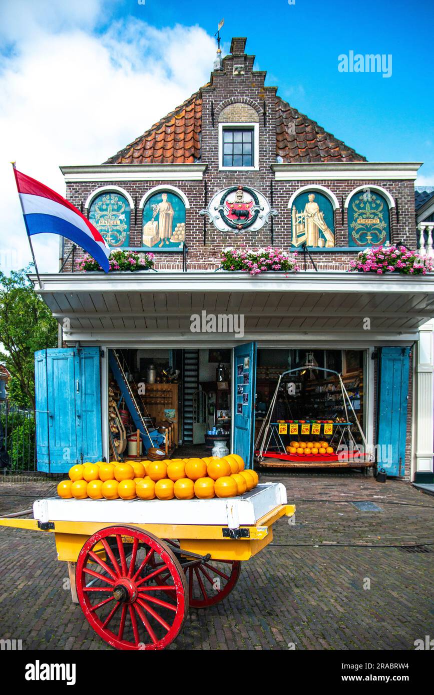 tourist Dutch cheese wagon and store in Edam Holland Stock Photo - Alamy