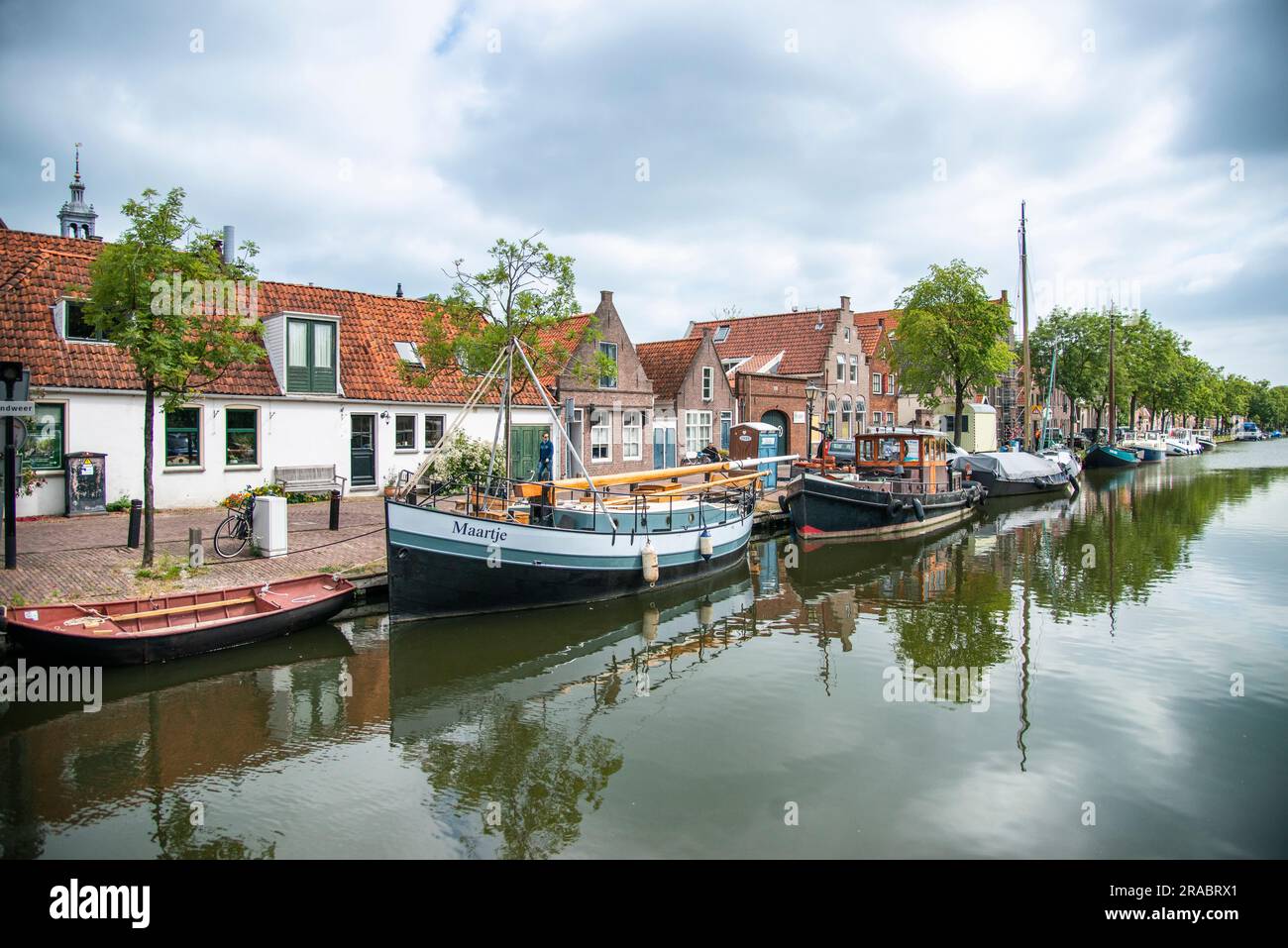 Voorhaven canal and boats in Edam Holland Stock Photo - Alamy