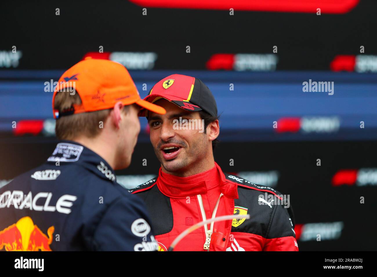Max Verstappen (NED) Redbull Racing RB19 Carlos Sainz (SPA) Ferrari F1 ...