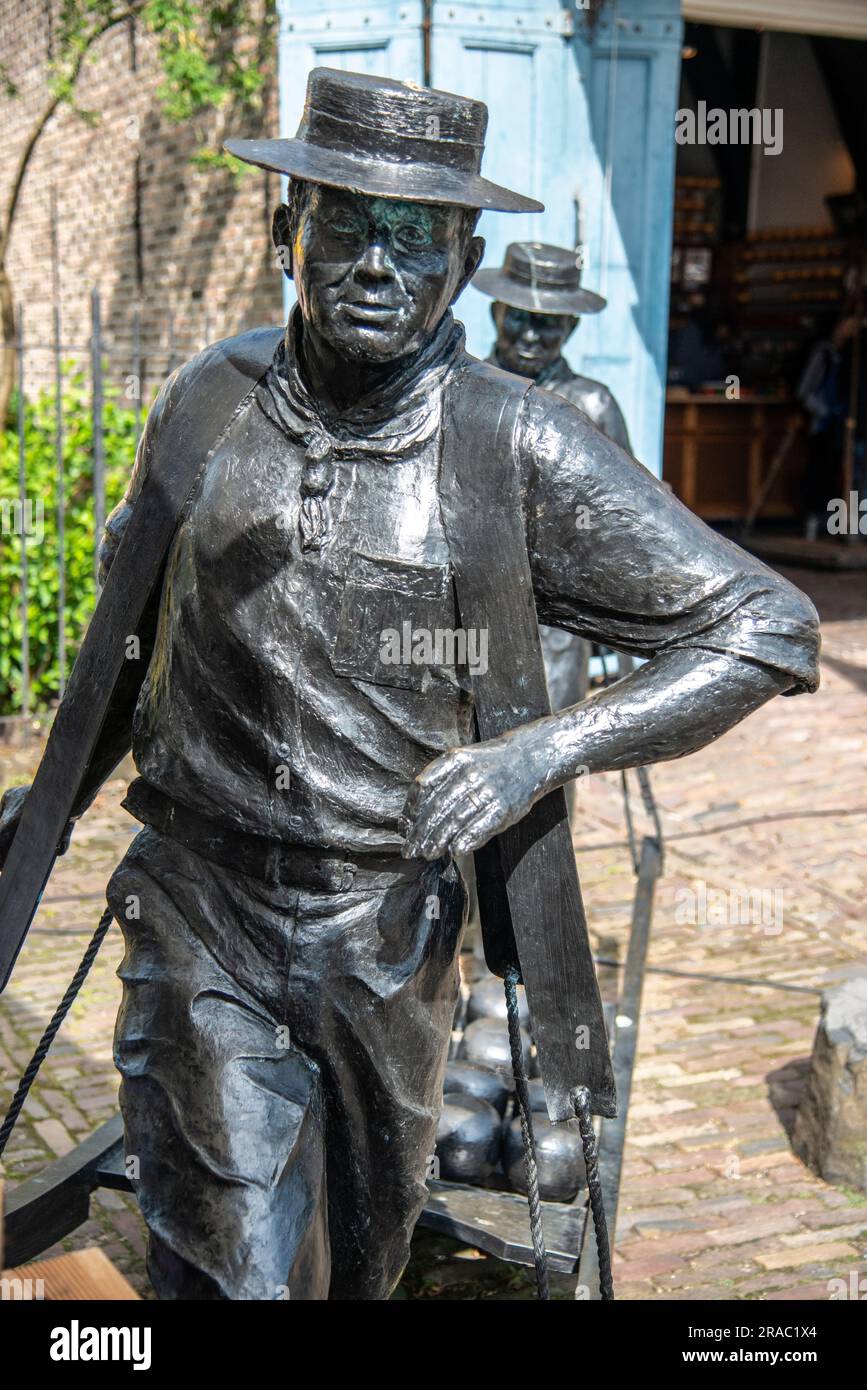 statue in Edam Holland of cheese sellers or porters Stock Photo - Alamy