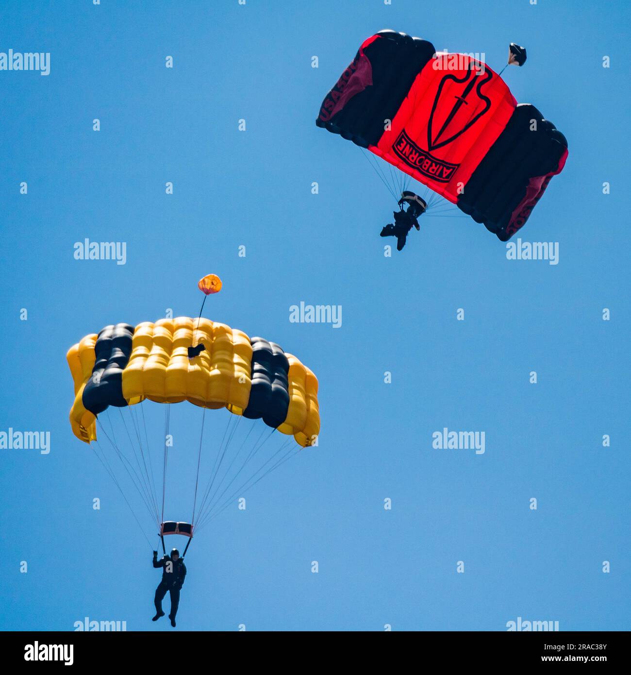 Landing skydivers hi-res stock photography and images - Alamy