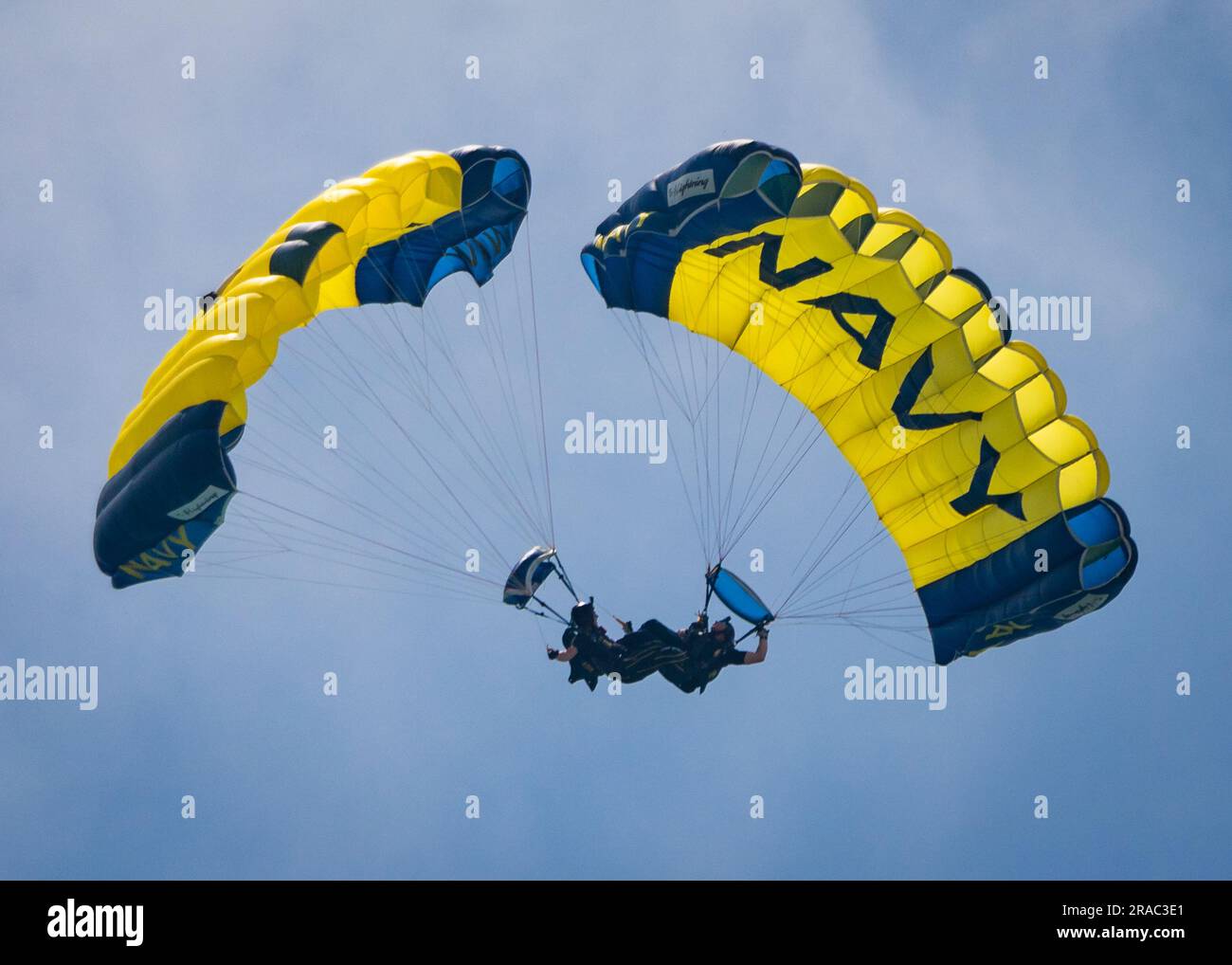 Skydivers jump hi-res stock photography and images - Alamy