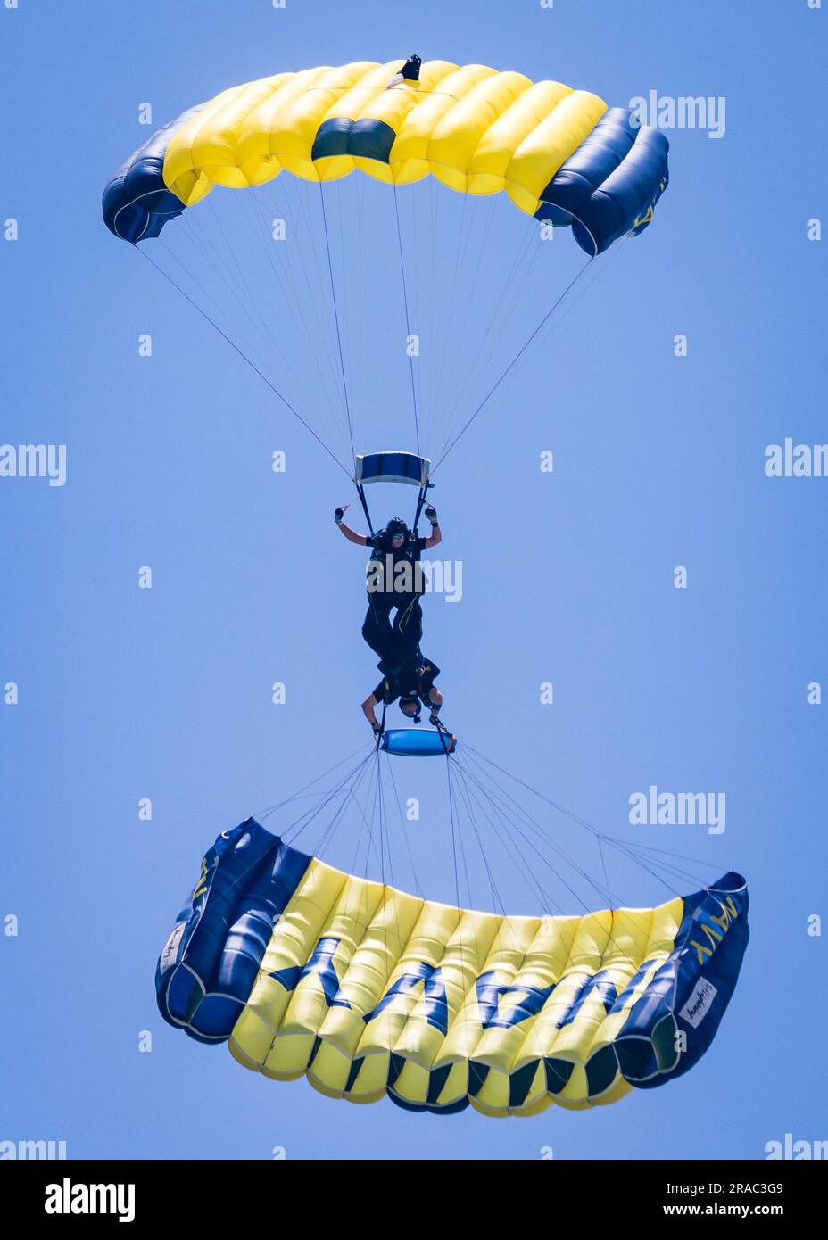 Landing skydivers hi-res stock photography and images - Alamy