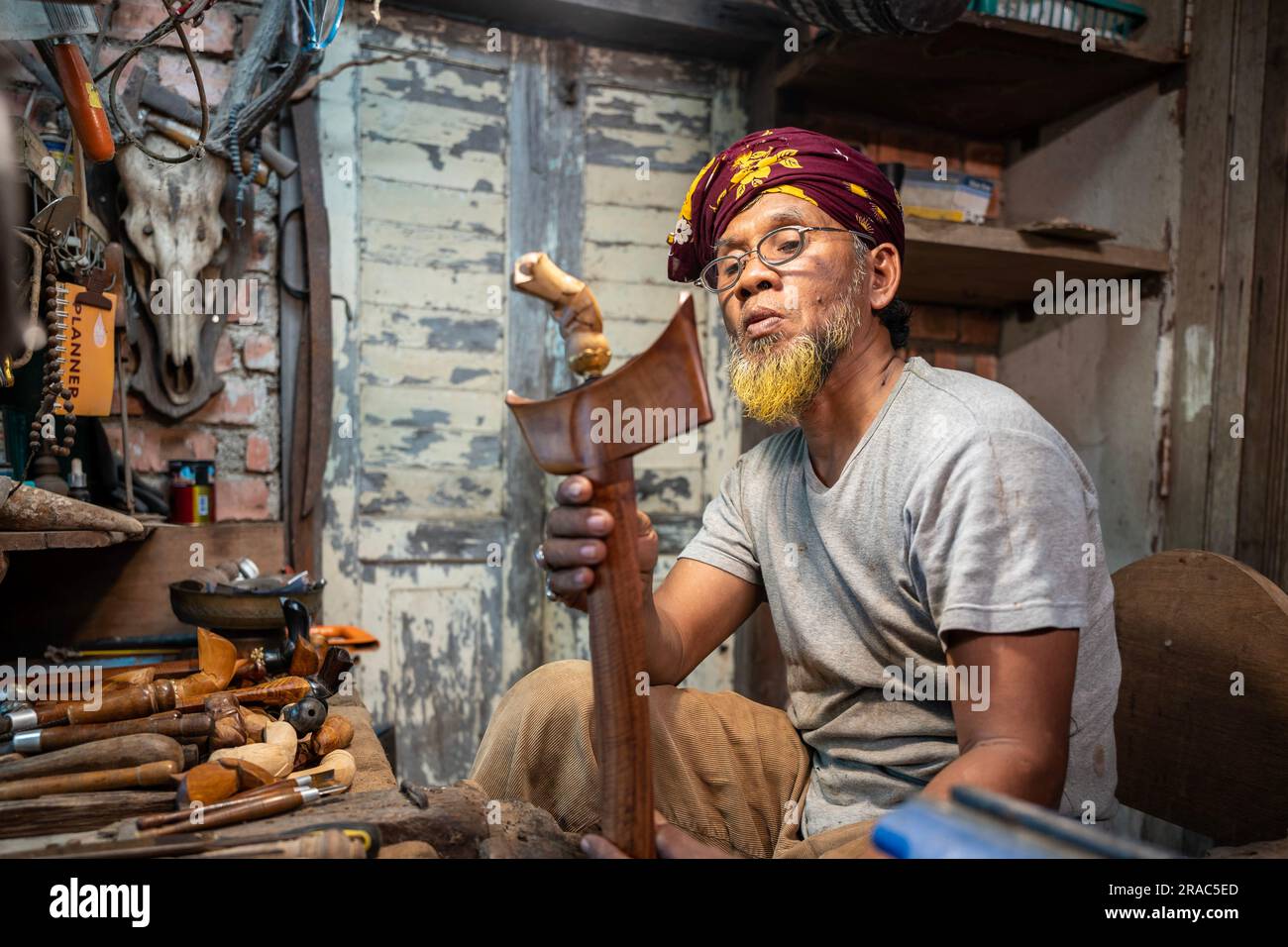 Keris maker at Kuala Terengganu, Terengganu Stock Photo - Alamy