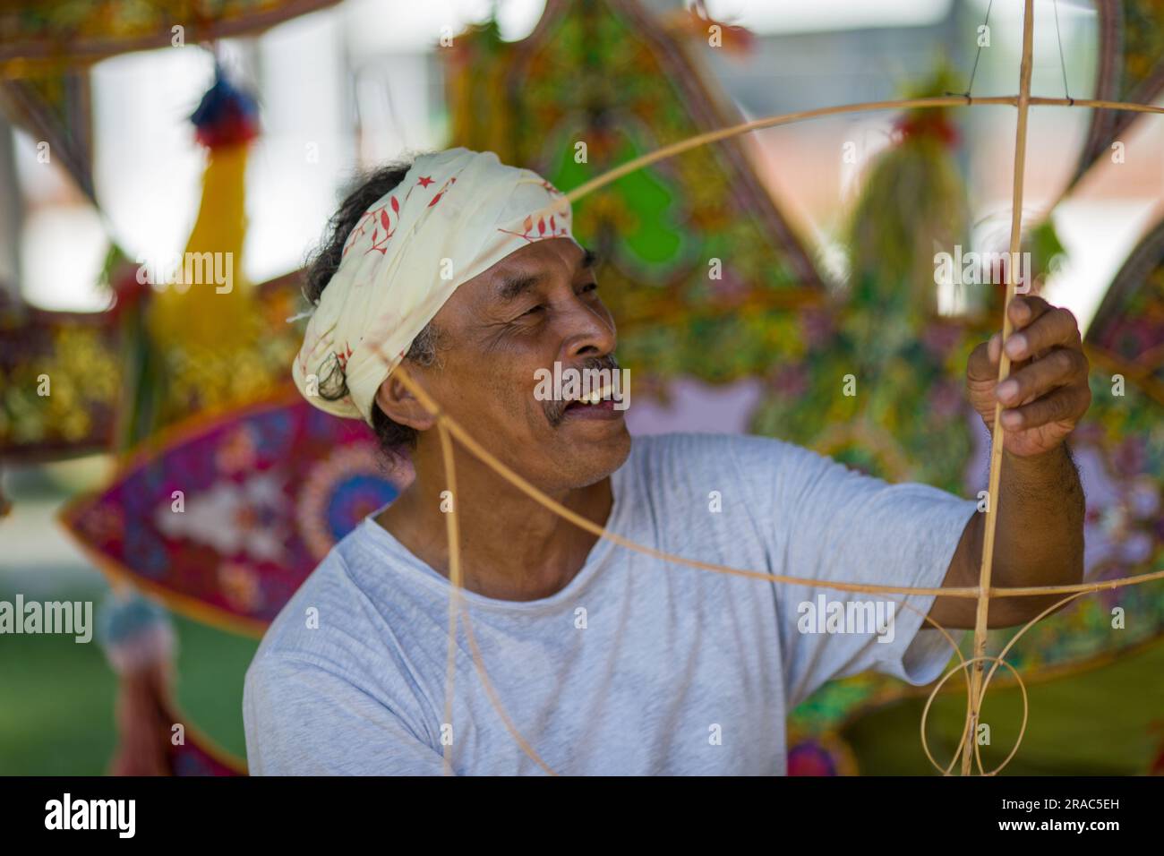 Terengganu tradisional kite or Wau maker Stock Photo - Alamy