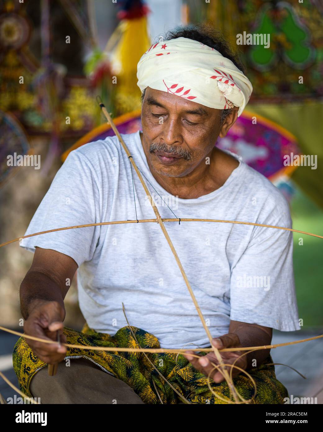 Terengganu tradisional kite or Wau maker Stock Photo - Alamy
