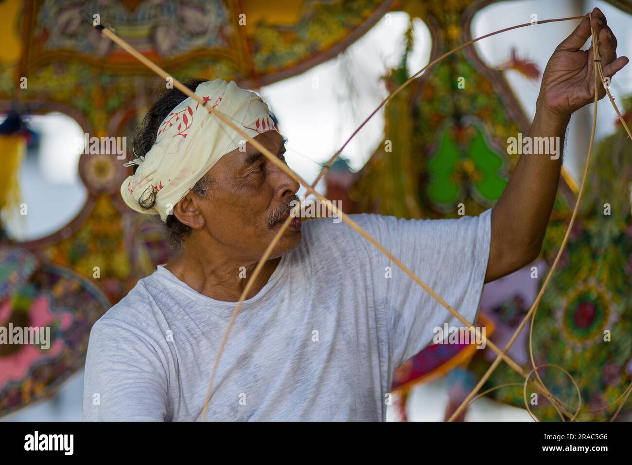 Terengganu tradisional kite or Wau maker Stock Photo - Alamy