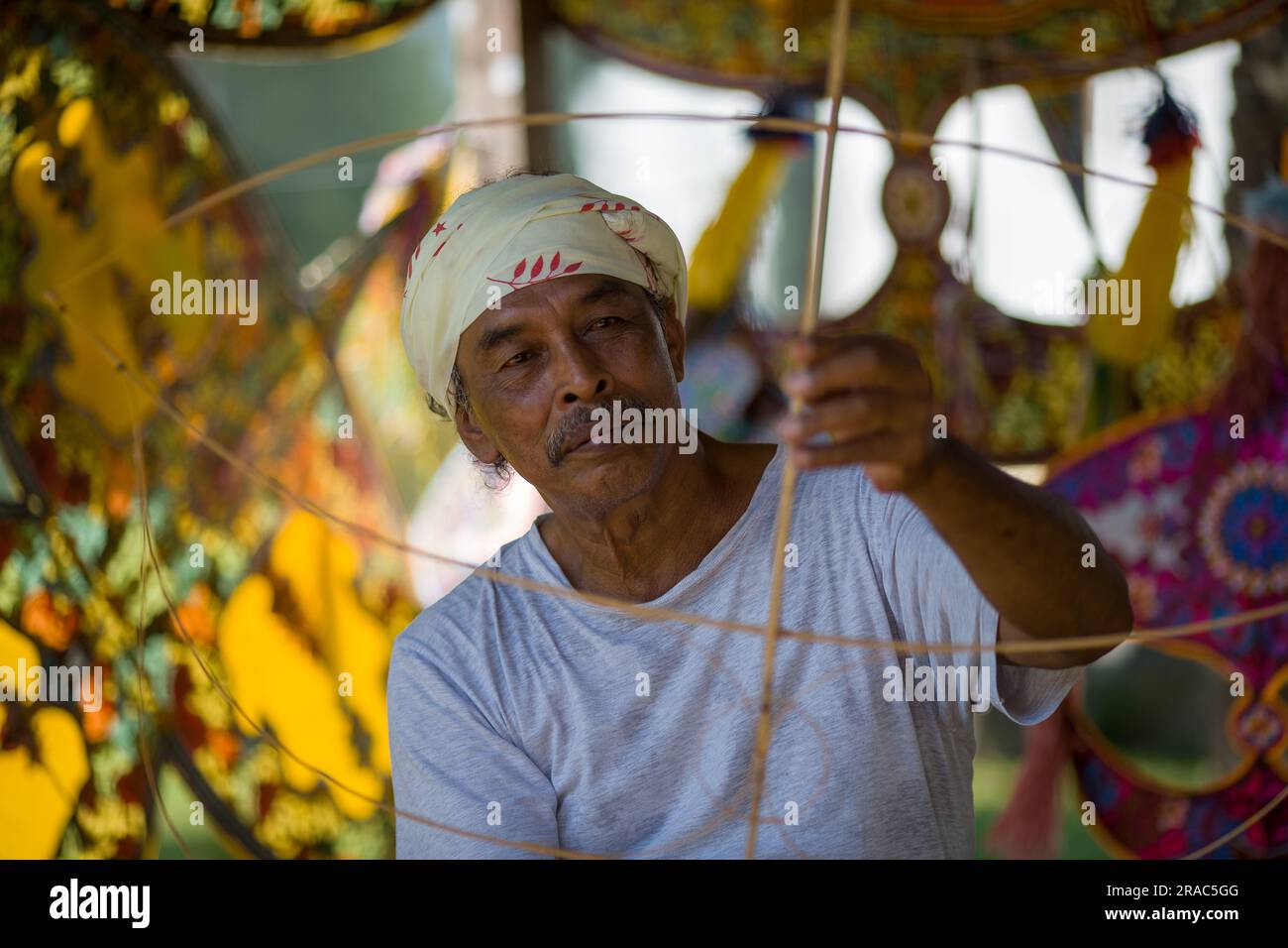Terengganu tradisional kite or Wau maker Stock Photo - Alamy