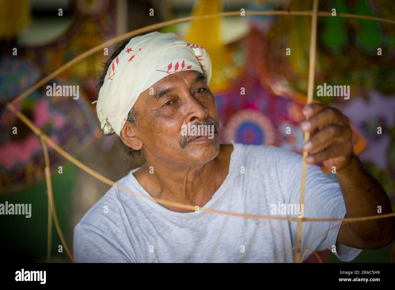 Terengganu tradisional kite or Wau maker Stock Photo - Alamy