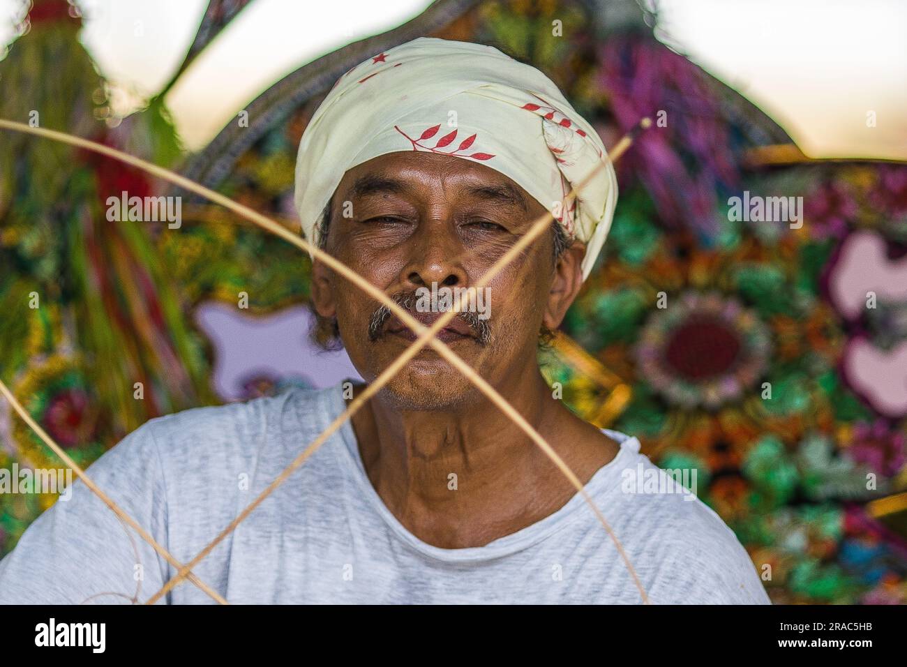 Terengganu tradisional kite or Wau maker Stock Photo - Alamy