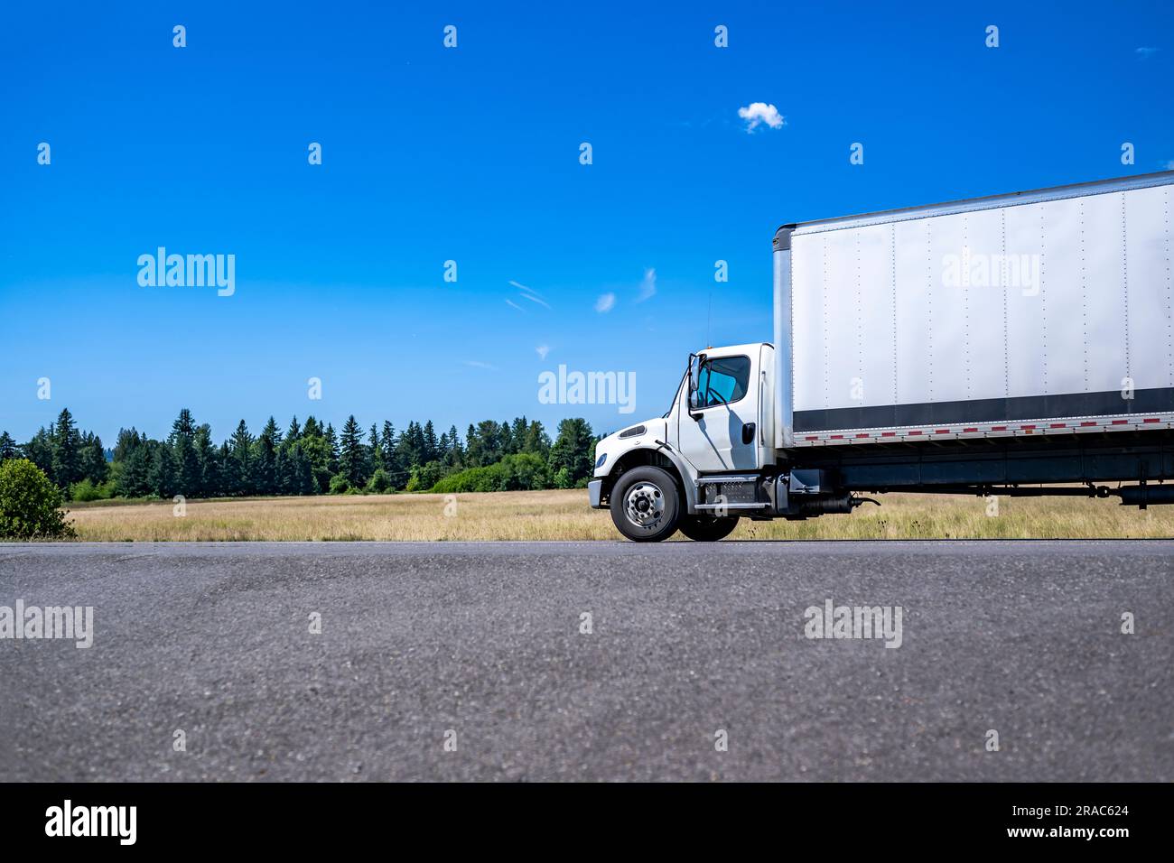 Industrial standard white middle duty rig day cab semi truck tractor ...