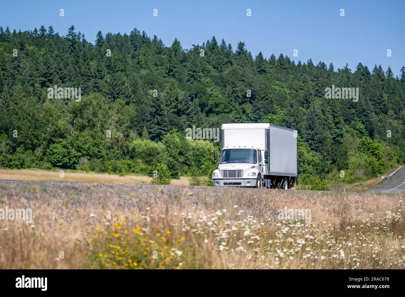 Industrial standard white middle duty rig day cab semi truck tractor ...