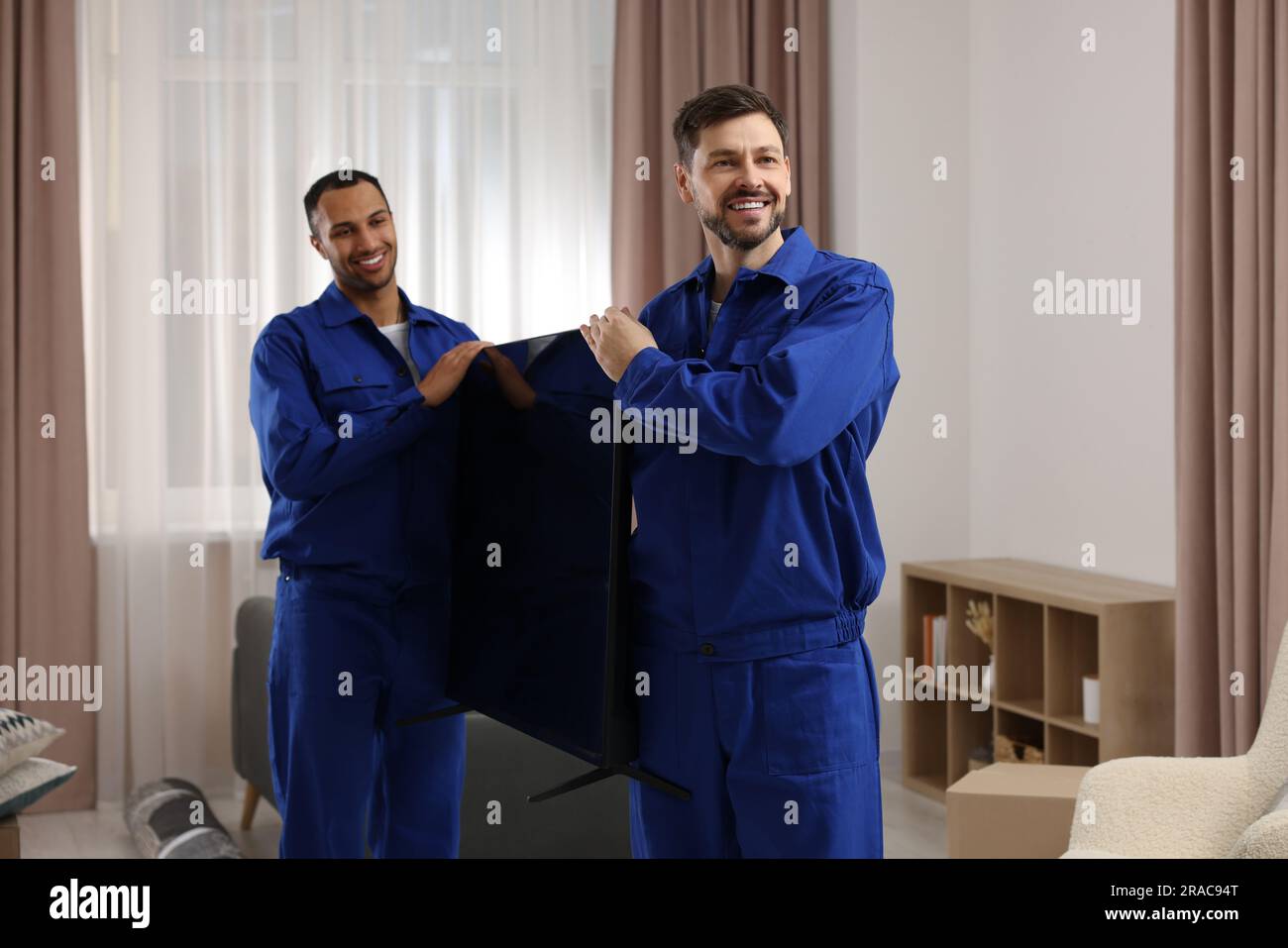Man carrying tv hi-res stock photography and images - Alamy