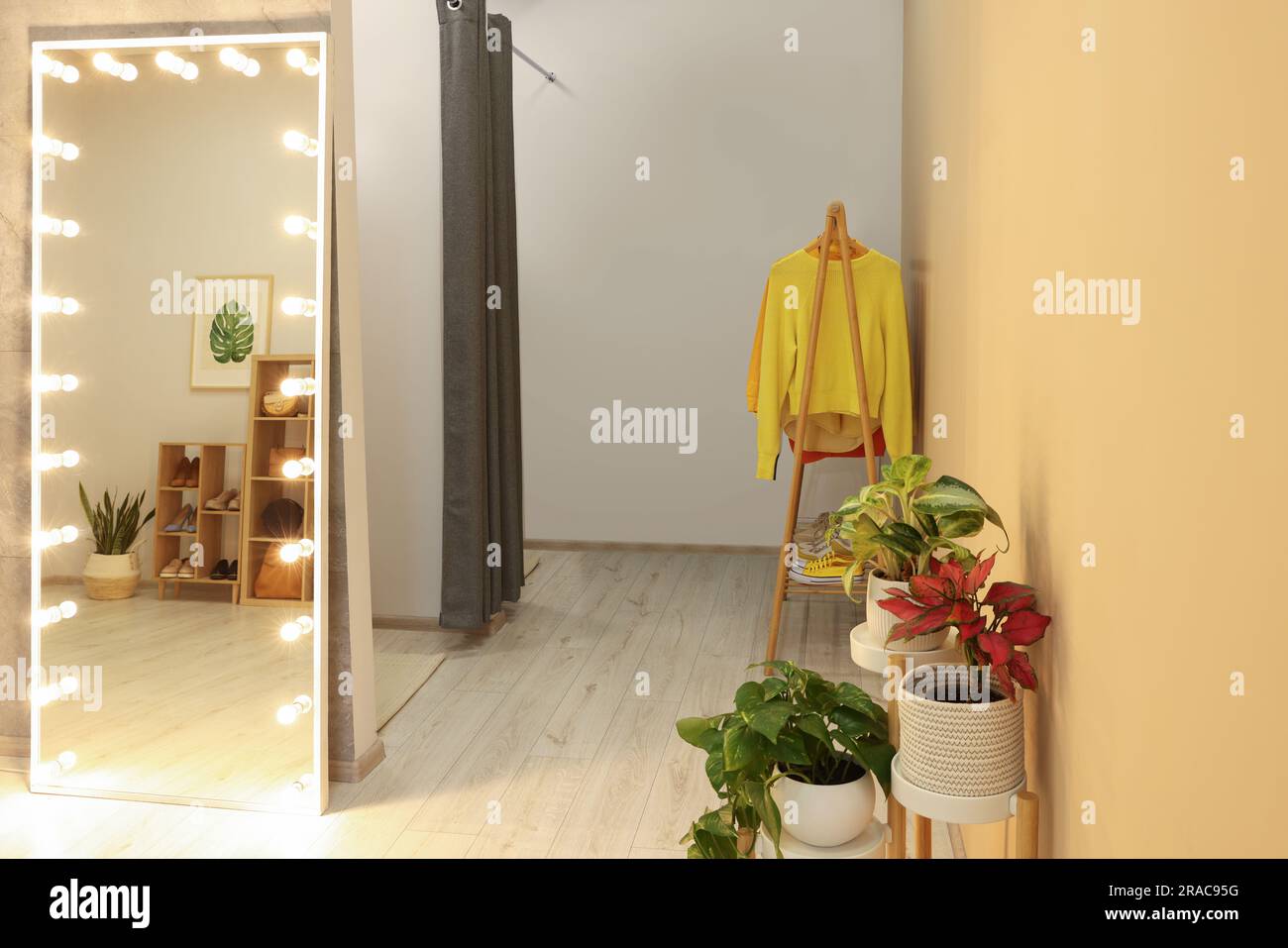 Stylish dressing room mirror hi-res stock photography and images - Alamy