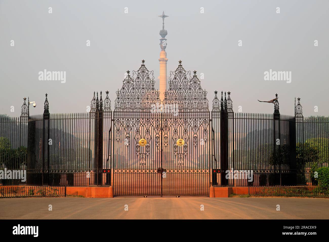 Entrance gates to the presidential palace (Rashtrapati Bhavan) - New ...