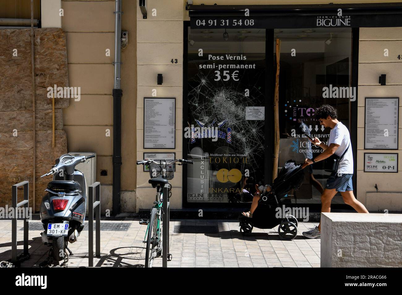 Shattered storefront hi-res stock photography and images - Alamy