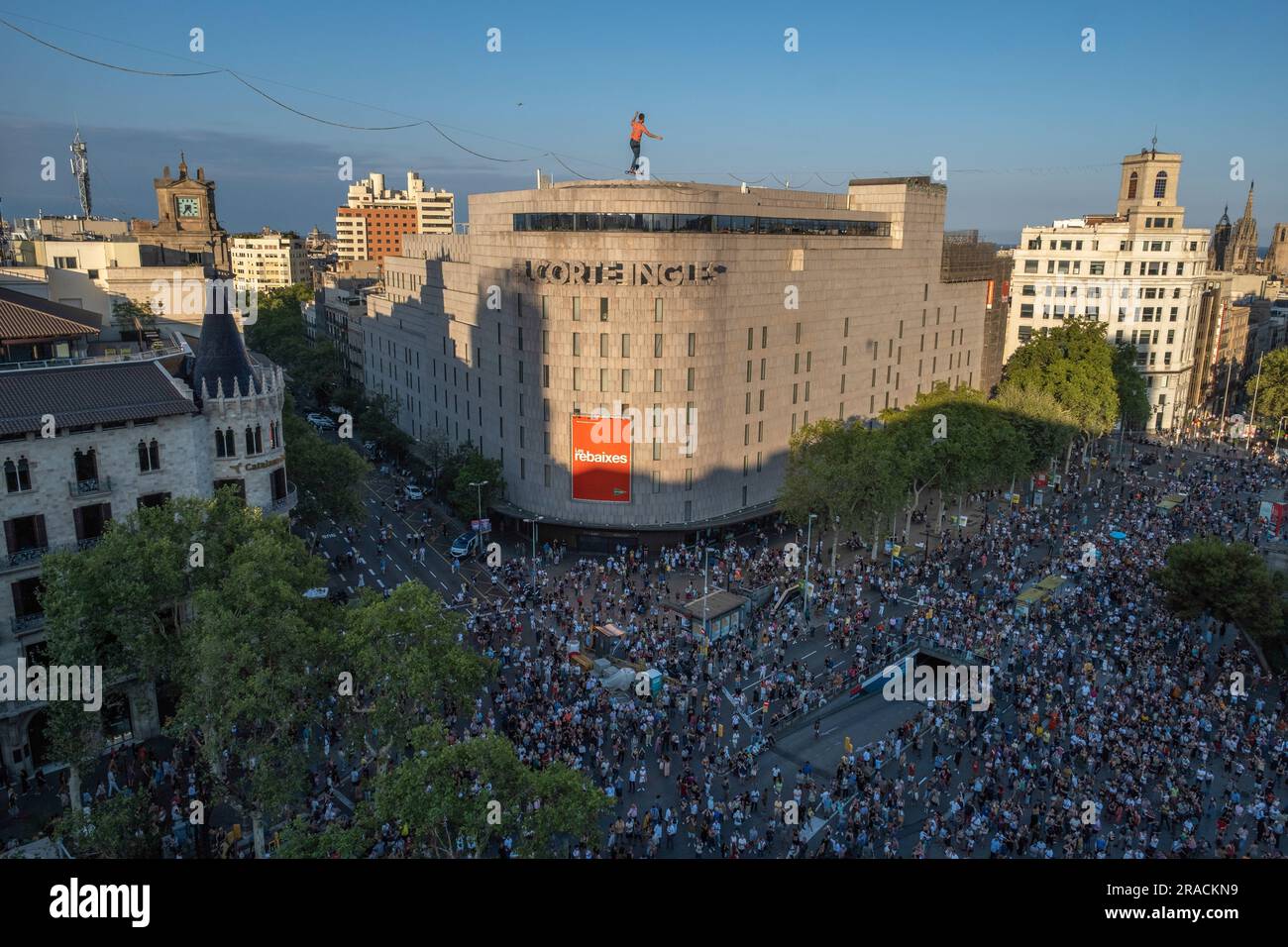 Barcelona, Spain. 02nd July, 2023. The tightrope walker Nathan Paulin ...