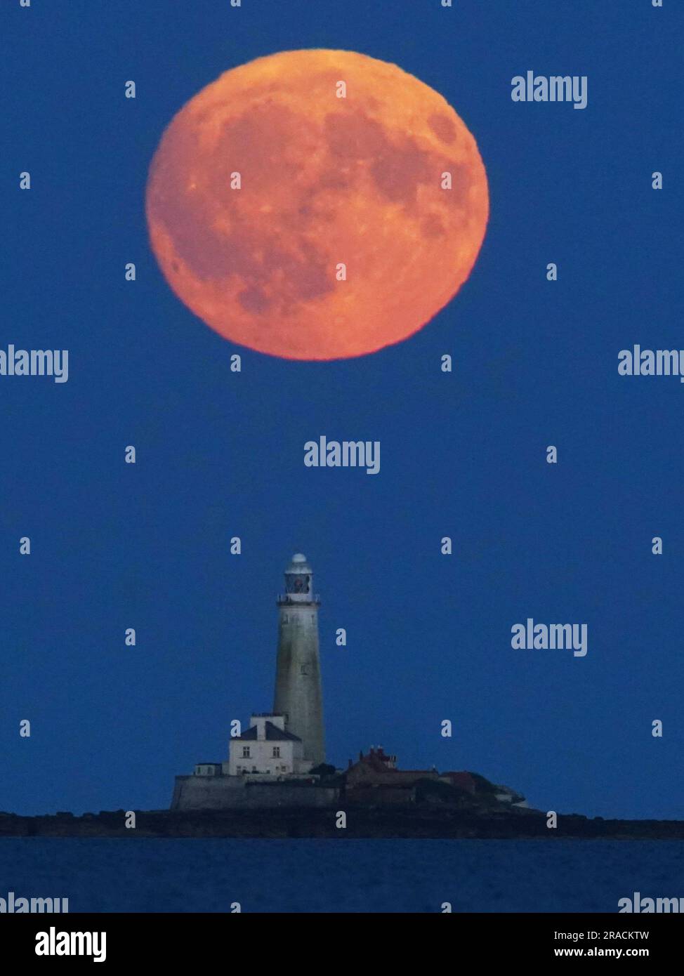 The Full Buck supermoon rises over St Mary's Lighthouse in Whitley Bay ...