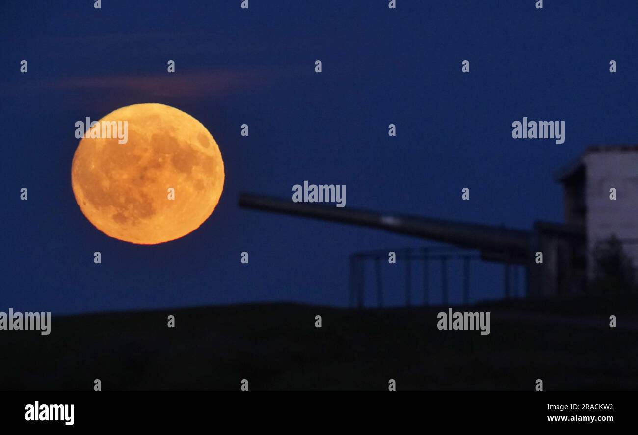 The Full Buck supermoon rises over over the canon at Blyth Battery in ...
